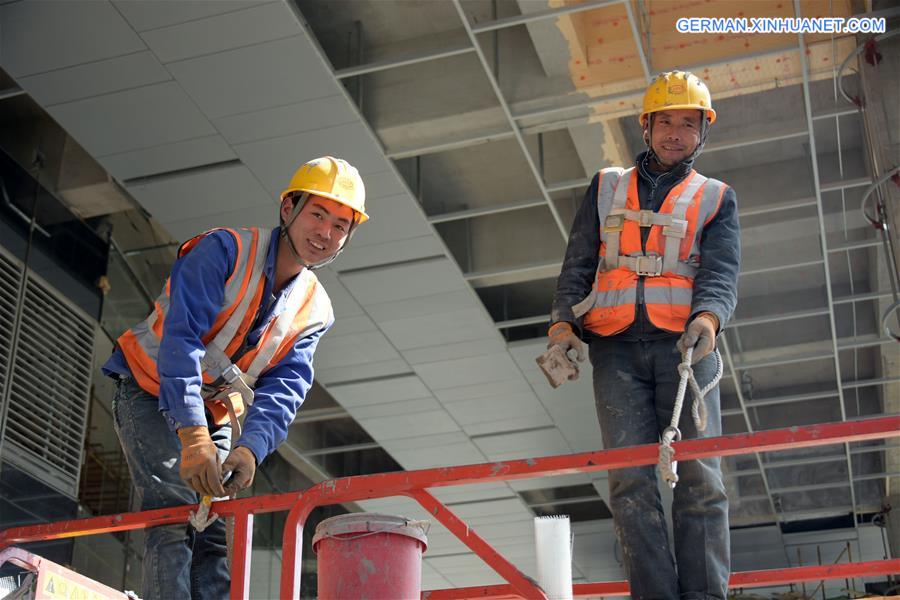 Arbeiter am Internationalen Tag der Arbeit in China - Xinhua | german ...
