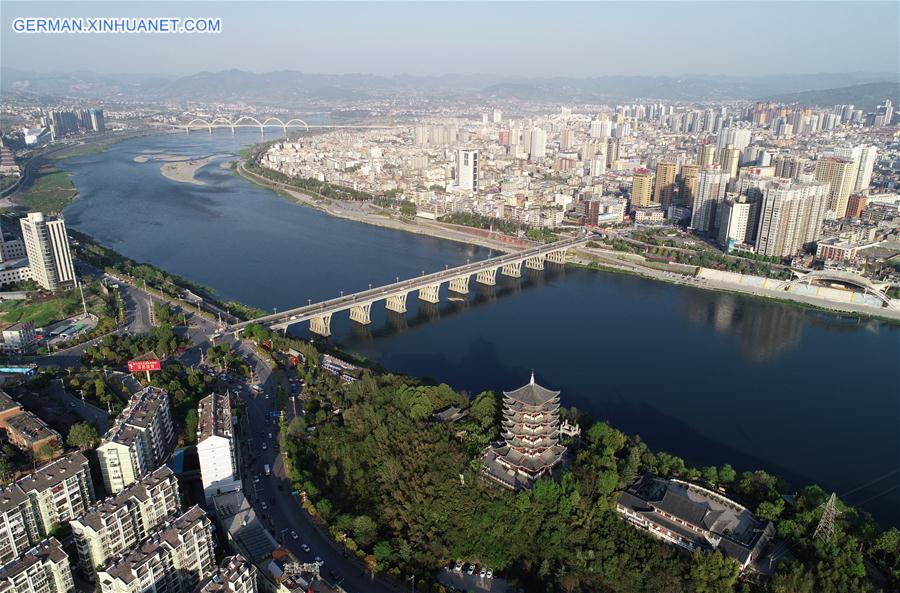 Yinghu-See des Hanjiang-Flusses in Shaanxi aus der Vogelperspektive ...
