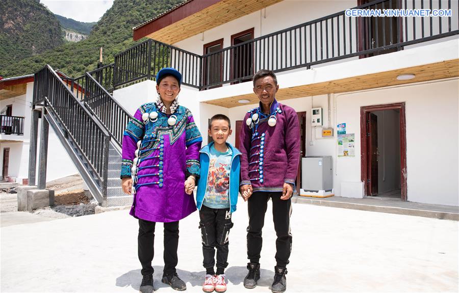 Dorfbewohner des Dorfes Abuluoha in Sichuan ziehen in neue Häuser ein ...